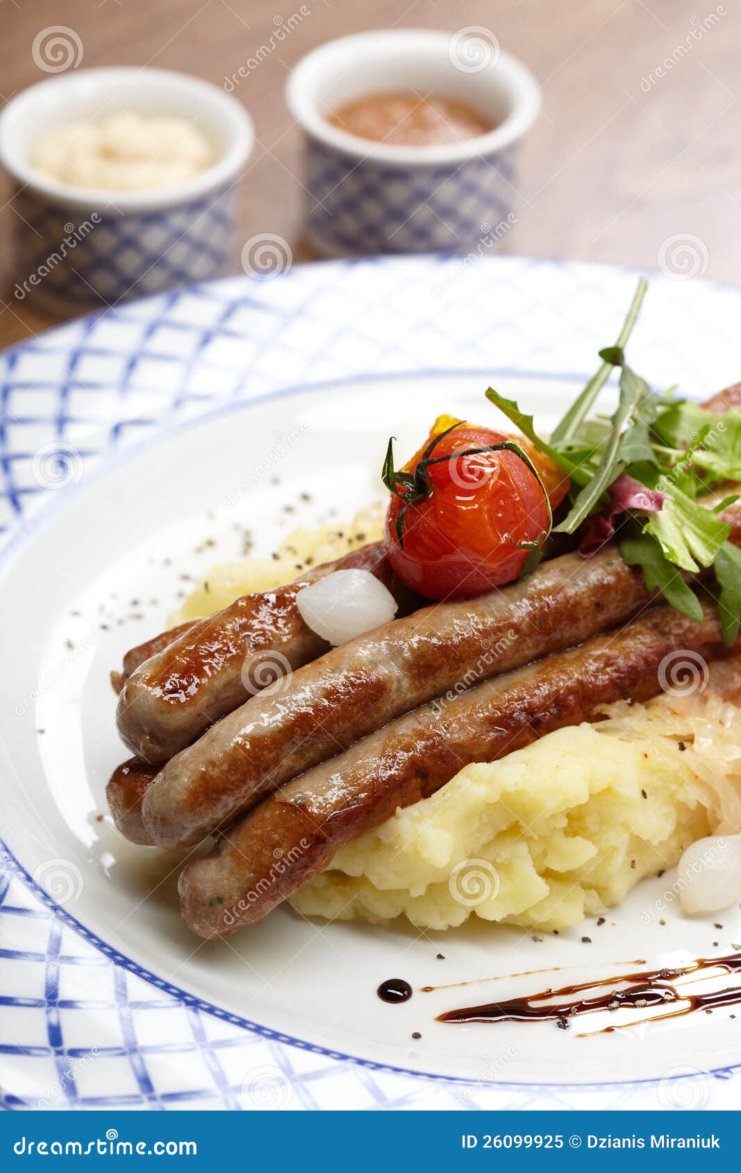 Wurst mit Kartoffeln stockbild. Bild von aperitif, abendessen - 26099925