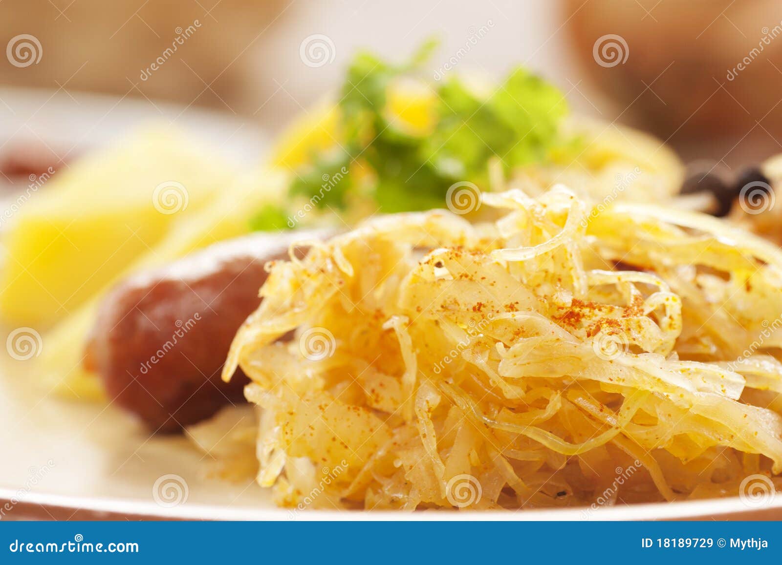Wurst Mit Kartoffeln Und Sauerkraut Stockbild - Bild von brot, bild ...