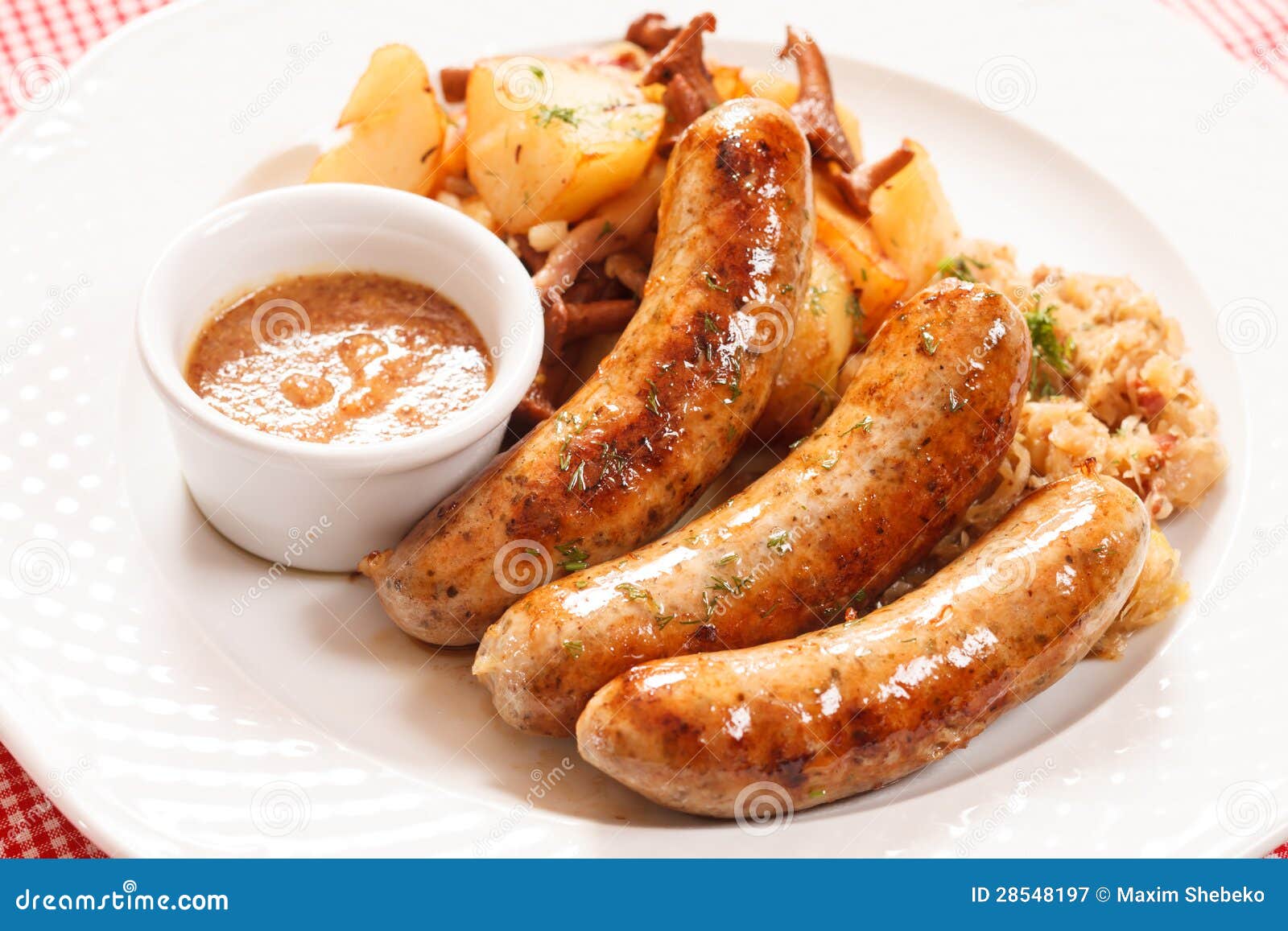 Wurst mit Kohl stockbild. Bild von kochen, gegrillt, gebraten - 28548197