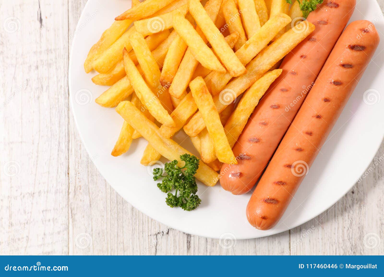 Wurst mit Pommes-Frites stockfoto. Bild von ketschup - 117460446