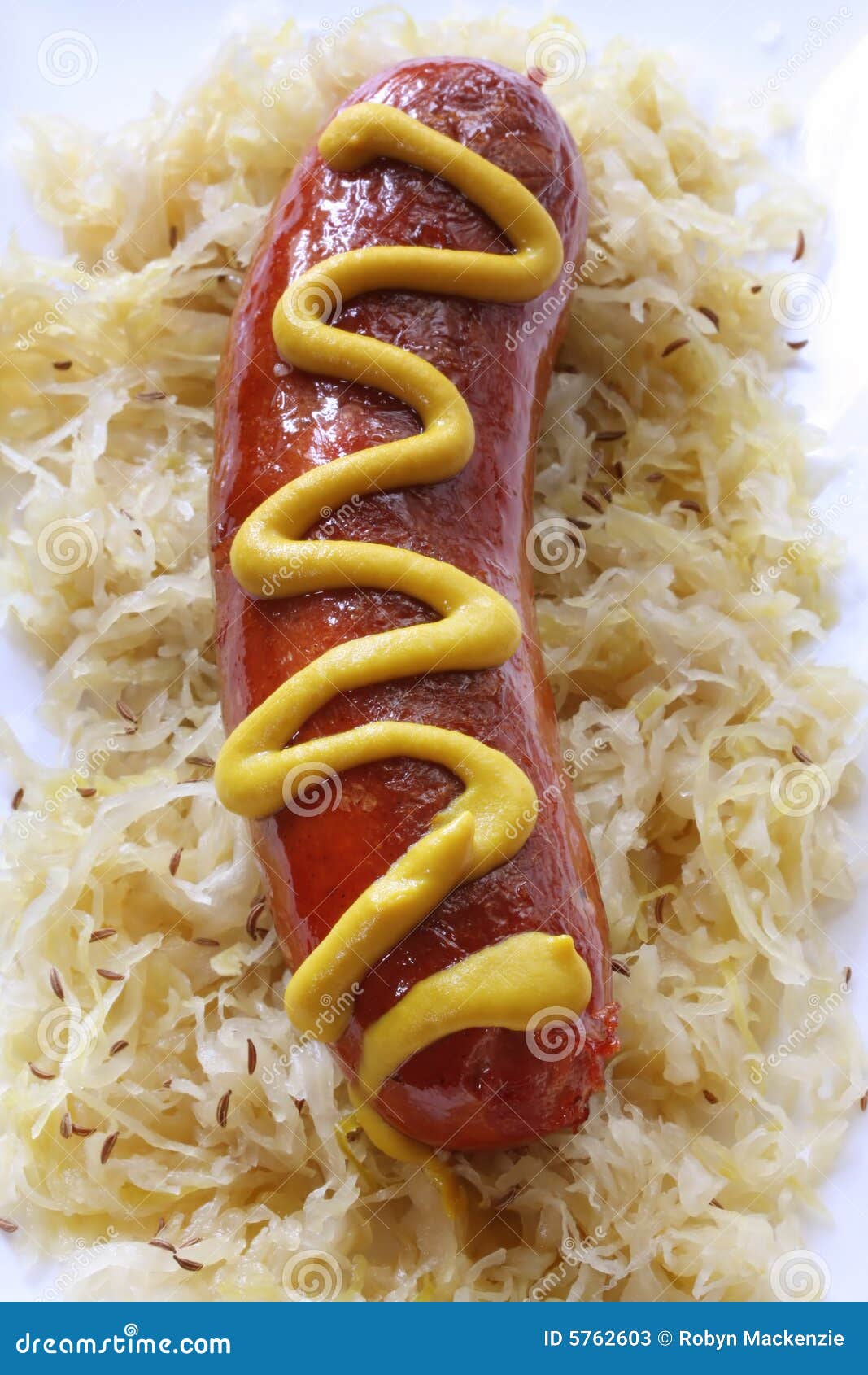 Wurst mit Sauerkraut stockbild. Bild von fetthaltig, kohl - 5762603