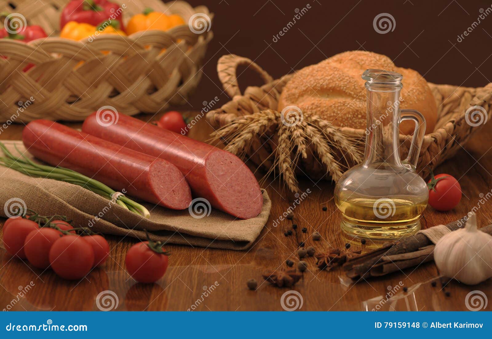 Wurst Und Brot Auf Dem Tisch Stockfoto - Bild von grün, zwiebel: 79159148