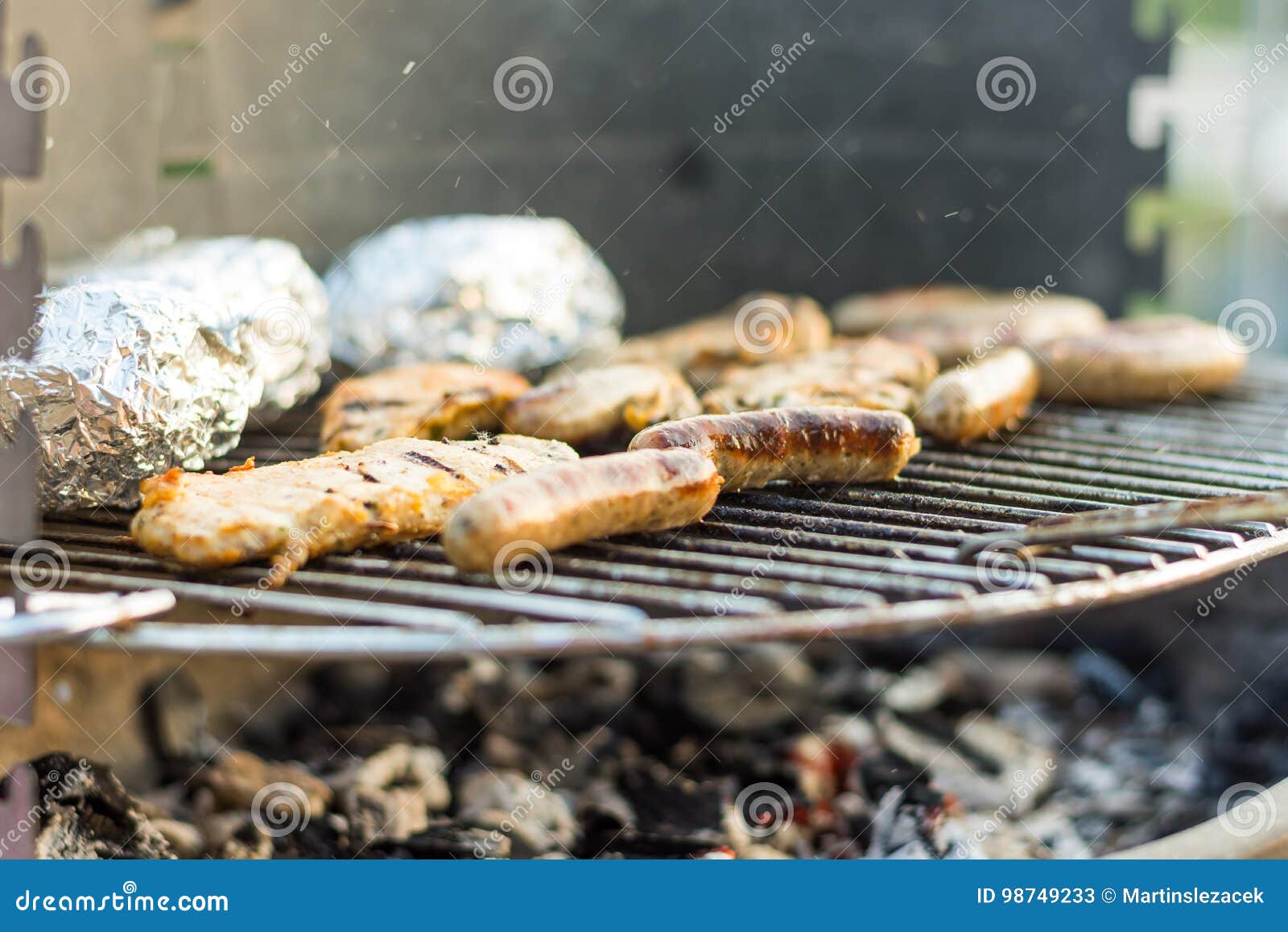 Wurst Und Fleisch Auf Dem Grill Stockbild - Bild von rindfleisch ...