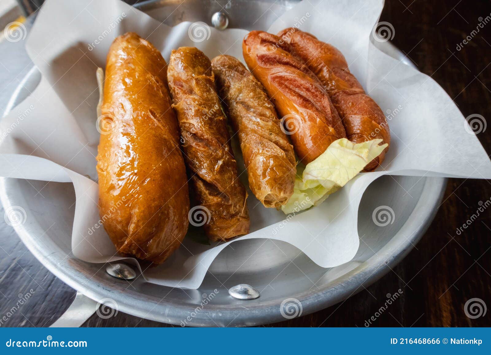 Wurst Wird Auf Das Tablett Gelegt Stockfoto - Bild von teller, picknick ...