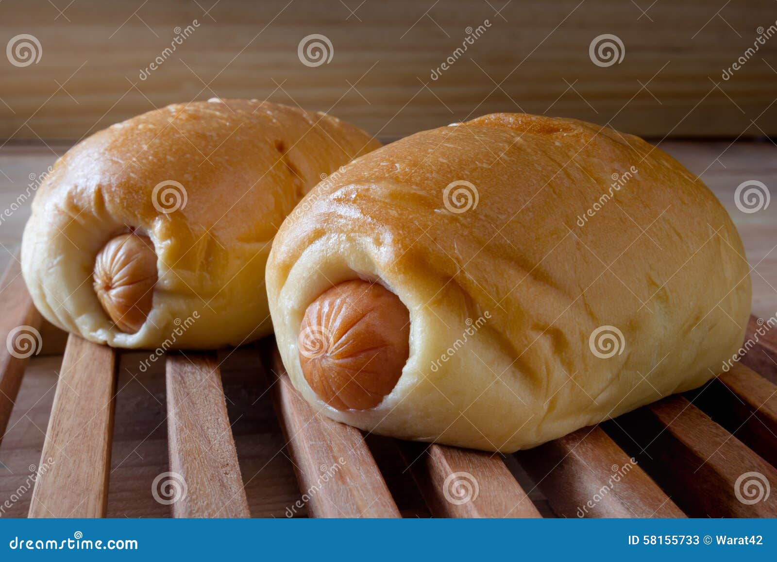 Wurstbrötchen mit Täfelung stockbild. Bild von frankfurter - 58155733