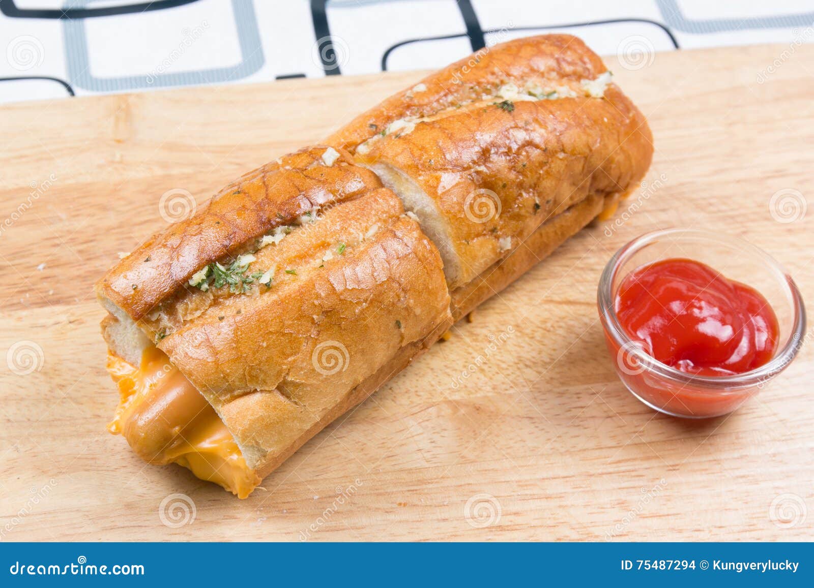 Wurstbrot mit ketchop stockfoto. Bild von parmesankäse - 75487294