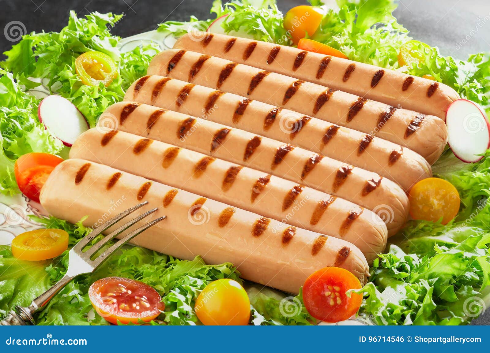 Wurstel asado a la parilla foto de archivo. Imagen de delicioso - 96714546