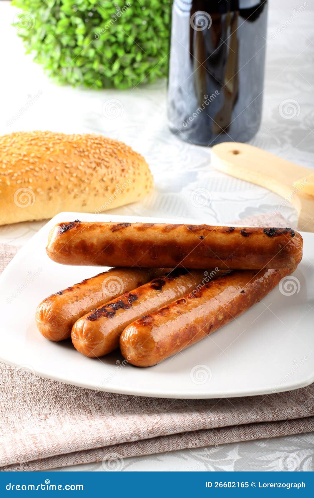 Wurstel sul piatto immagine stock. Immagine di barbecue - 26602165