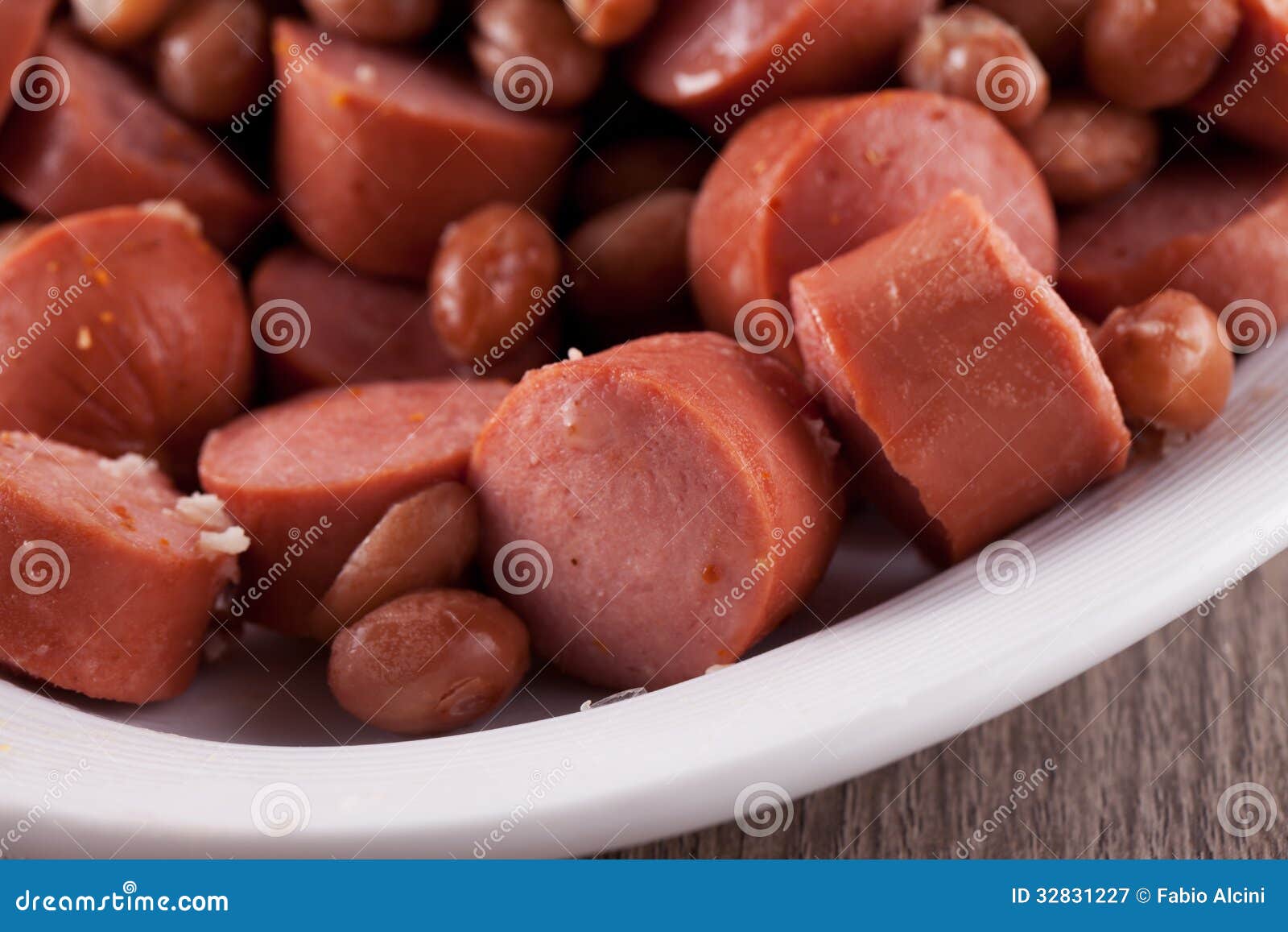 Wurstels i fasole obraz stock. Obraz złożonej z talerz - 32831227