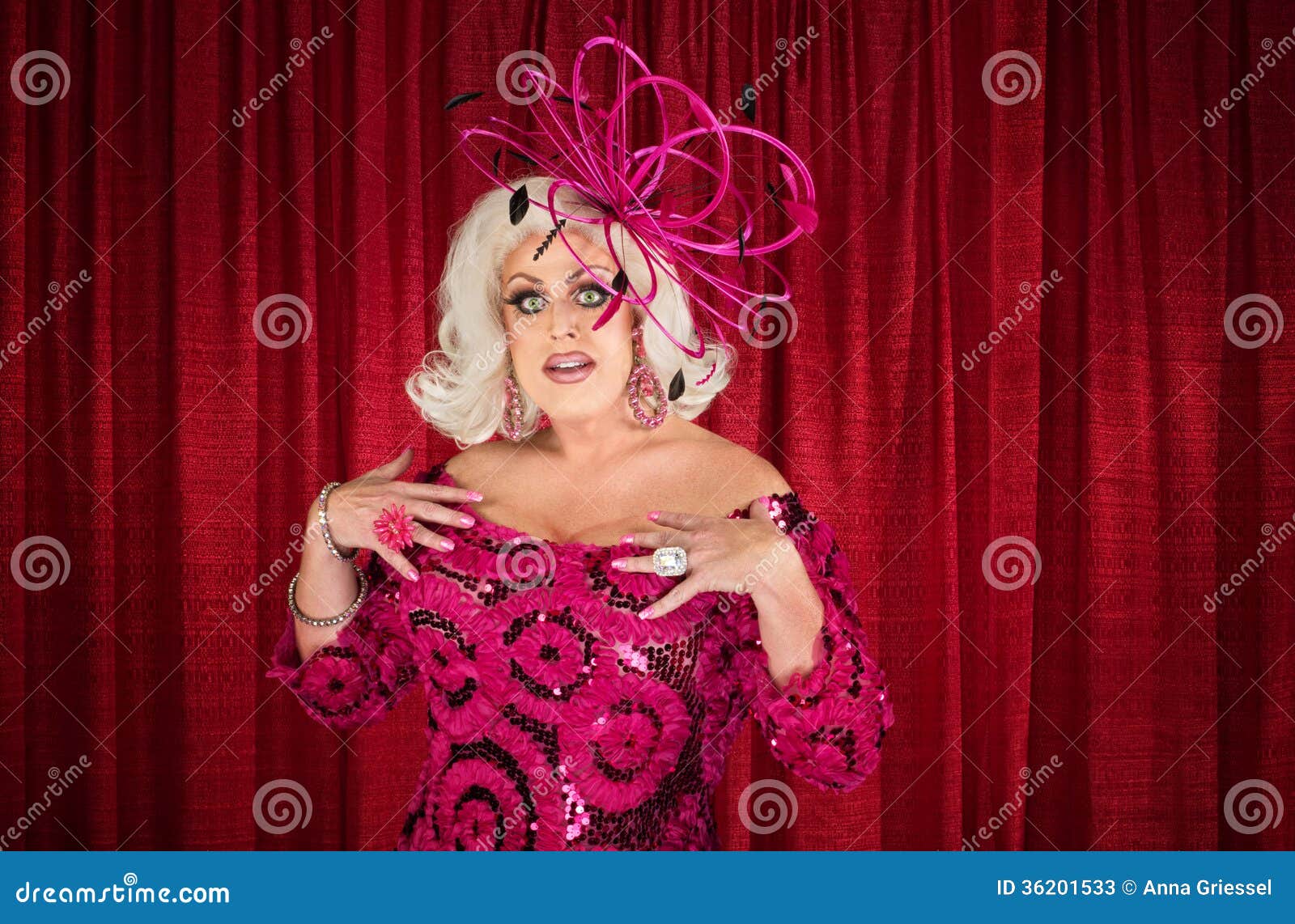 Wysoki Mężczyzna W Blond Peruce I Makeup Obraz Stock - Obraz złożonej z ...