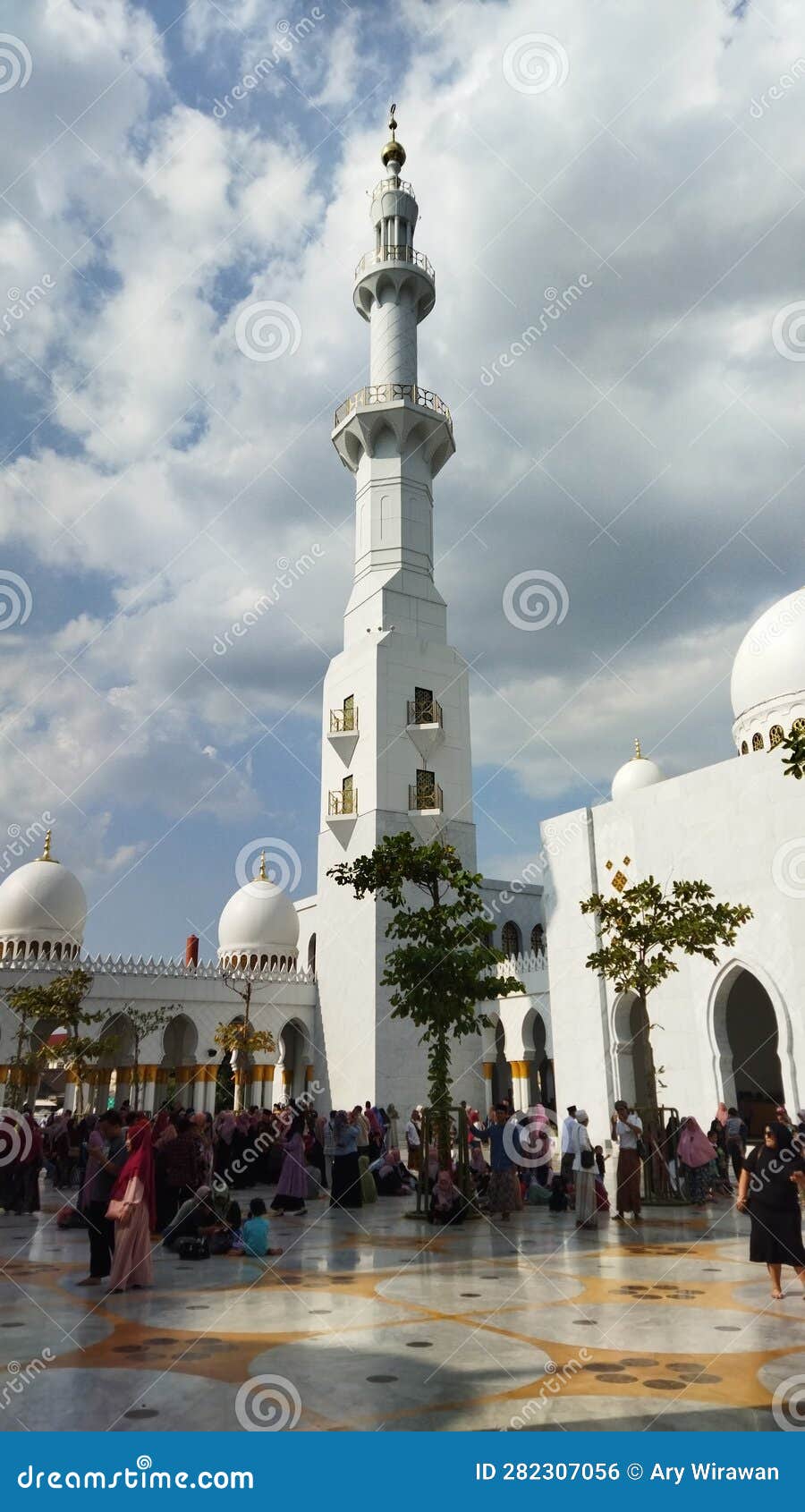 Captivating Tower Majestic Mosque Iconic Structure of the Grand Mosque ...