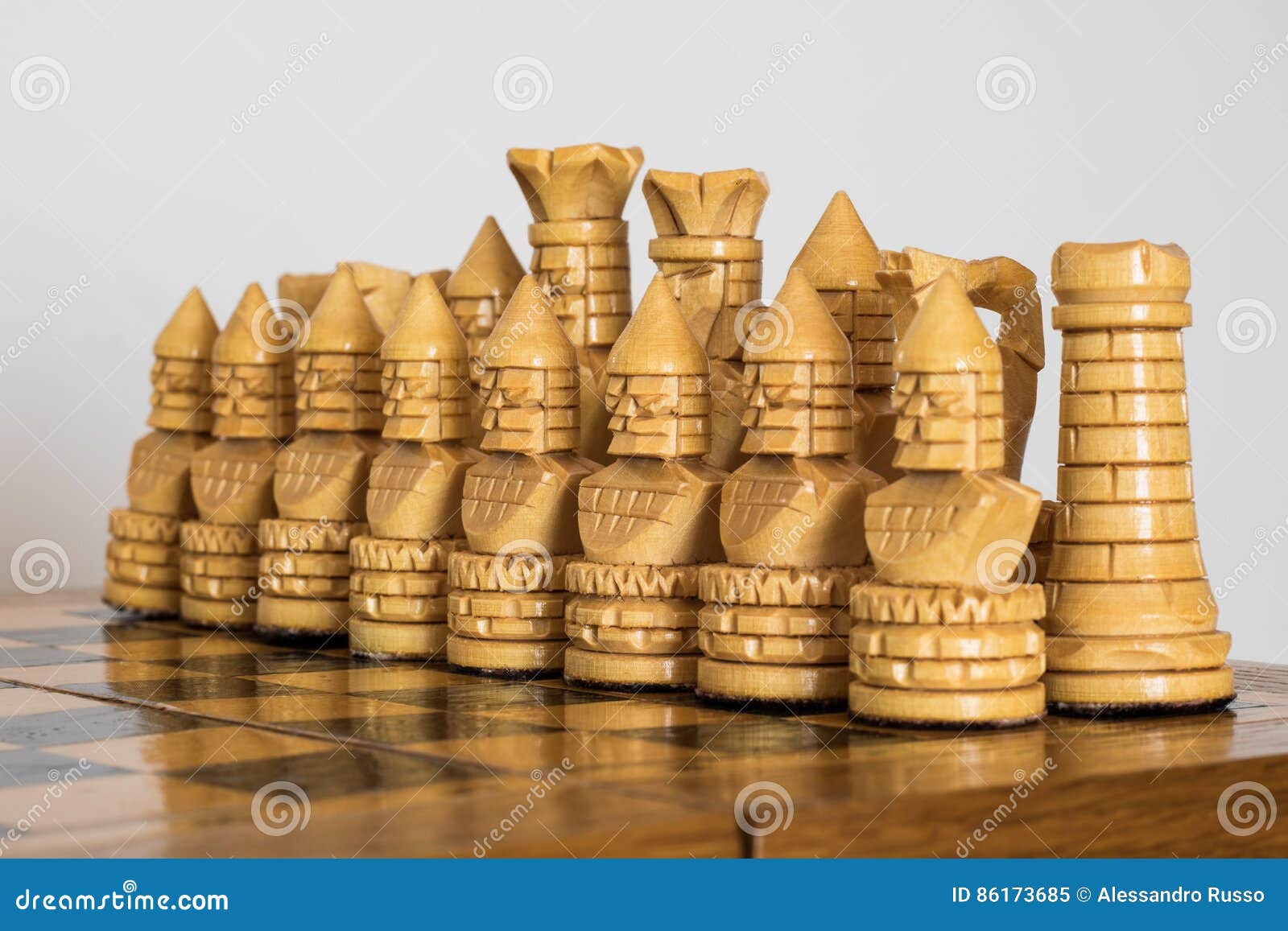 Xadrez Branca De Madeira No Tabuleiro De Xadrez Imagem de Stock ...