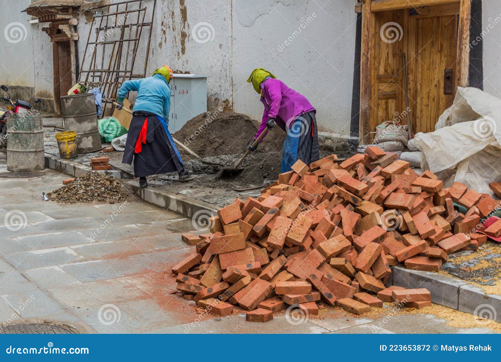 XIAHE, CHINA - AUGUST 25, 2018: Construction Workers in Xiahe Town ...