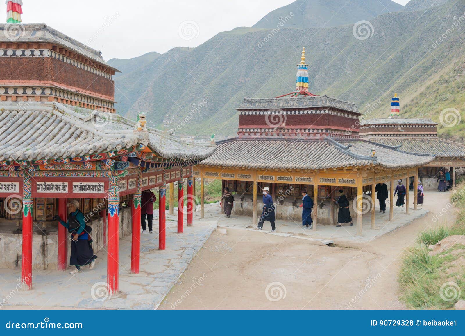 XIAHE, CHINA - 27. SEPTEMBER 2014: Pilger Bei Labrang Monastery Ein ...