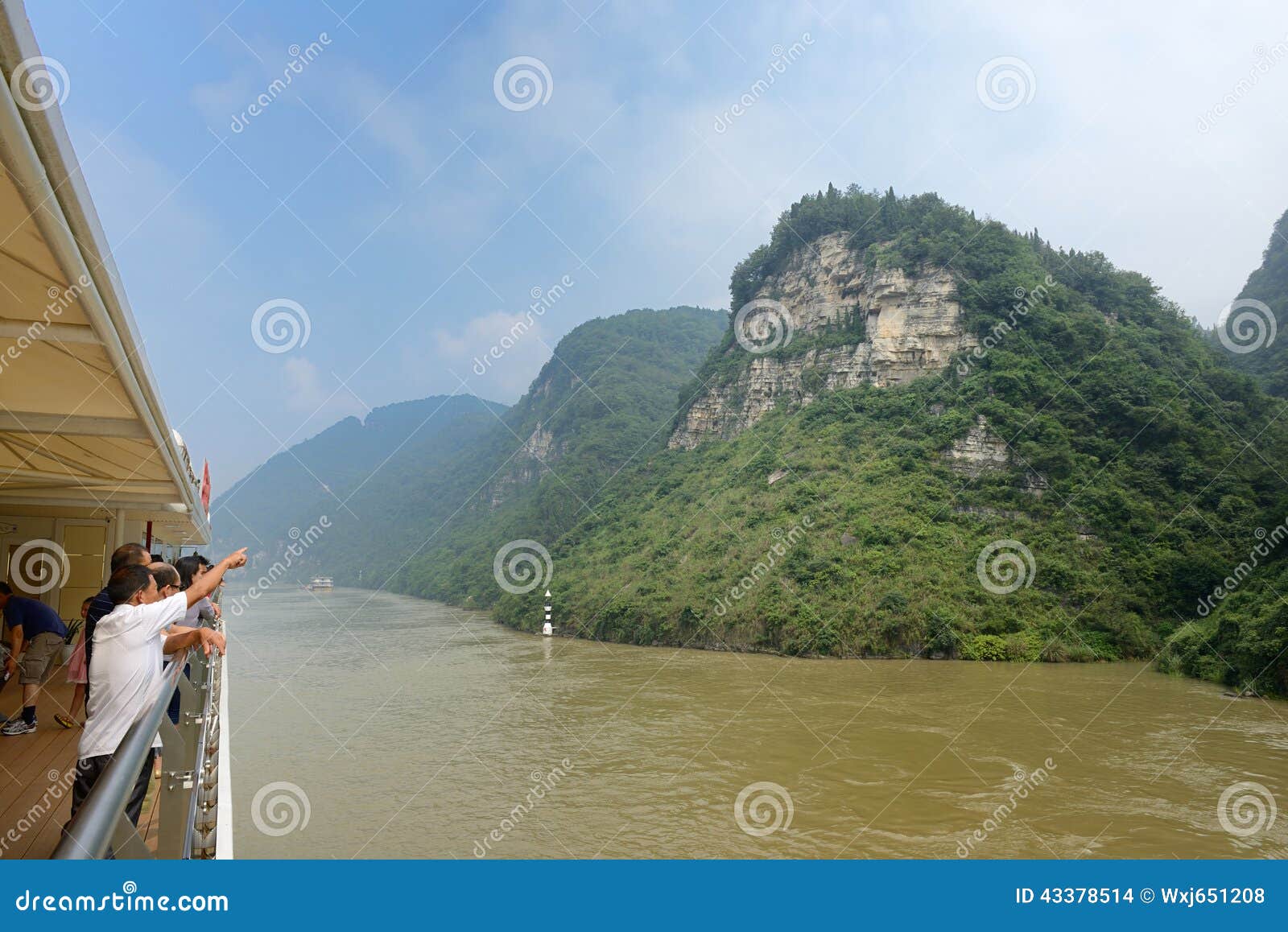 Xiling gorge scenery editorial stock image. Image of grass - 43378514
