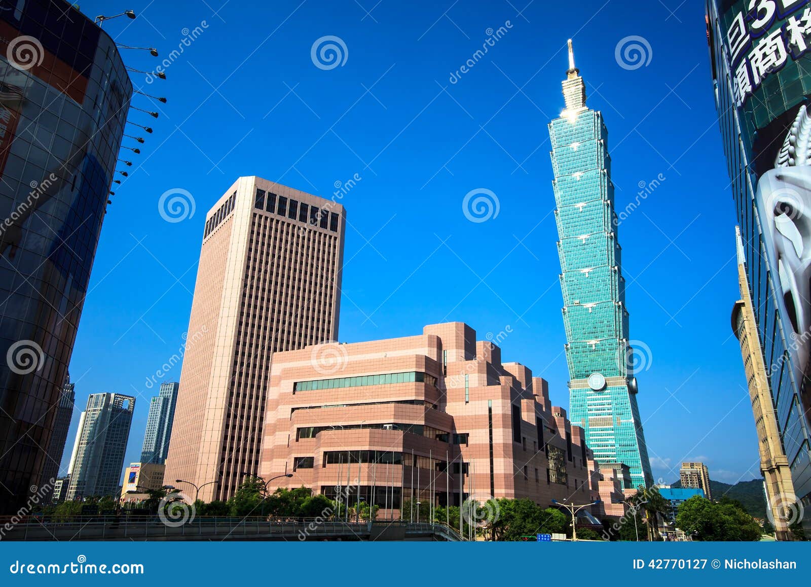 Taipei 101 Skyscraper In Taipei, The Building Ranked Worlds Tallest ...