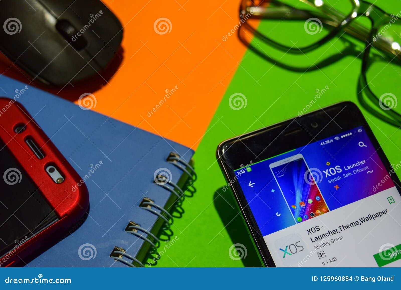 XOS - Launcher,Theme,Wallpaper Dev App on Smartphone Screen. Editorial ...