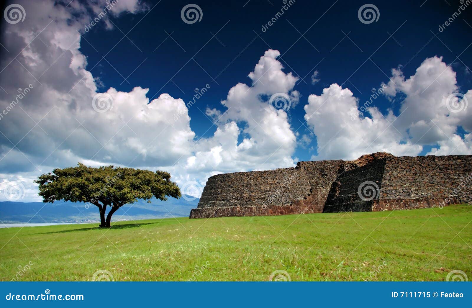 Yacatas image stock. Image du touriste, repère, temple - 7111715