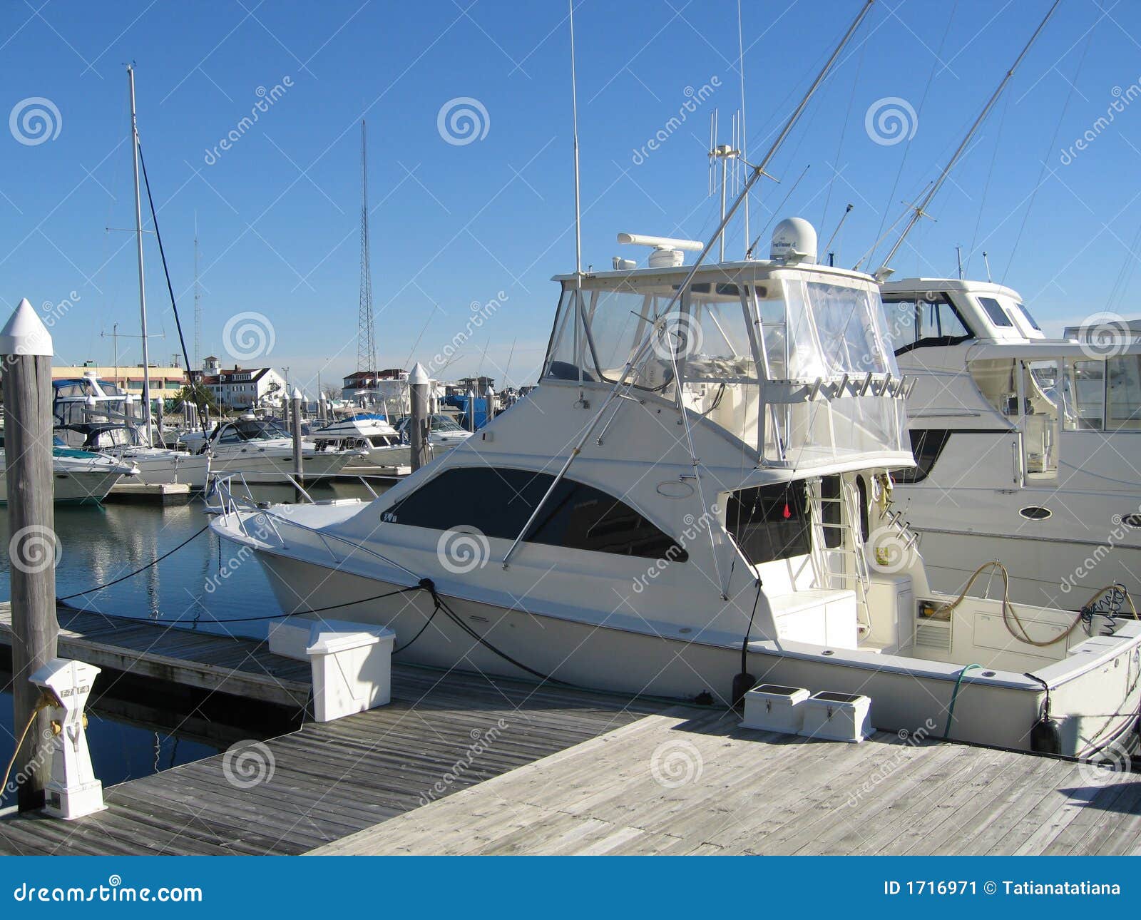 Yacht Messi in Bacino Ad Un Pilastro Immagine Stock - Immagine di mare ...
