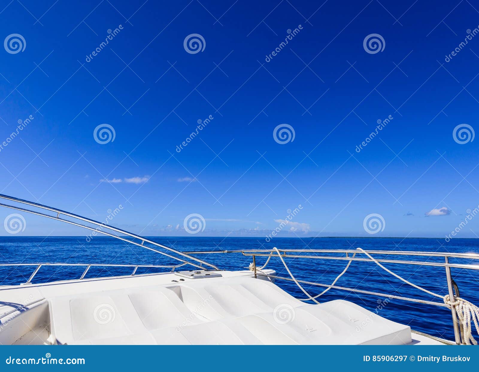 Yacht side view stock image. Image of shiny, deck, nature - 85906297