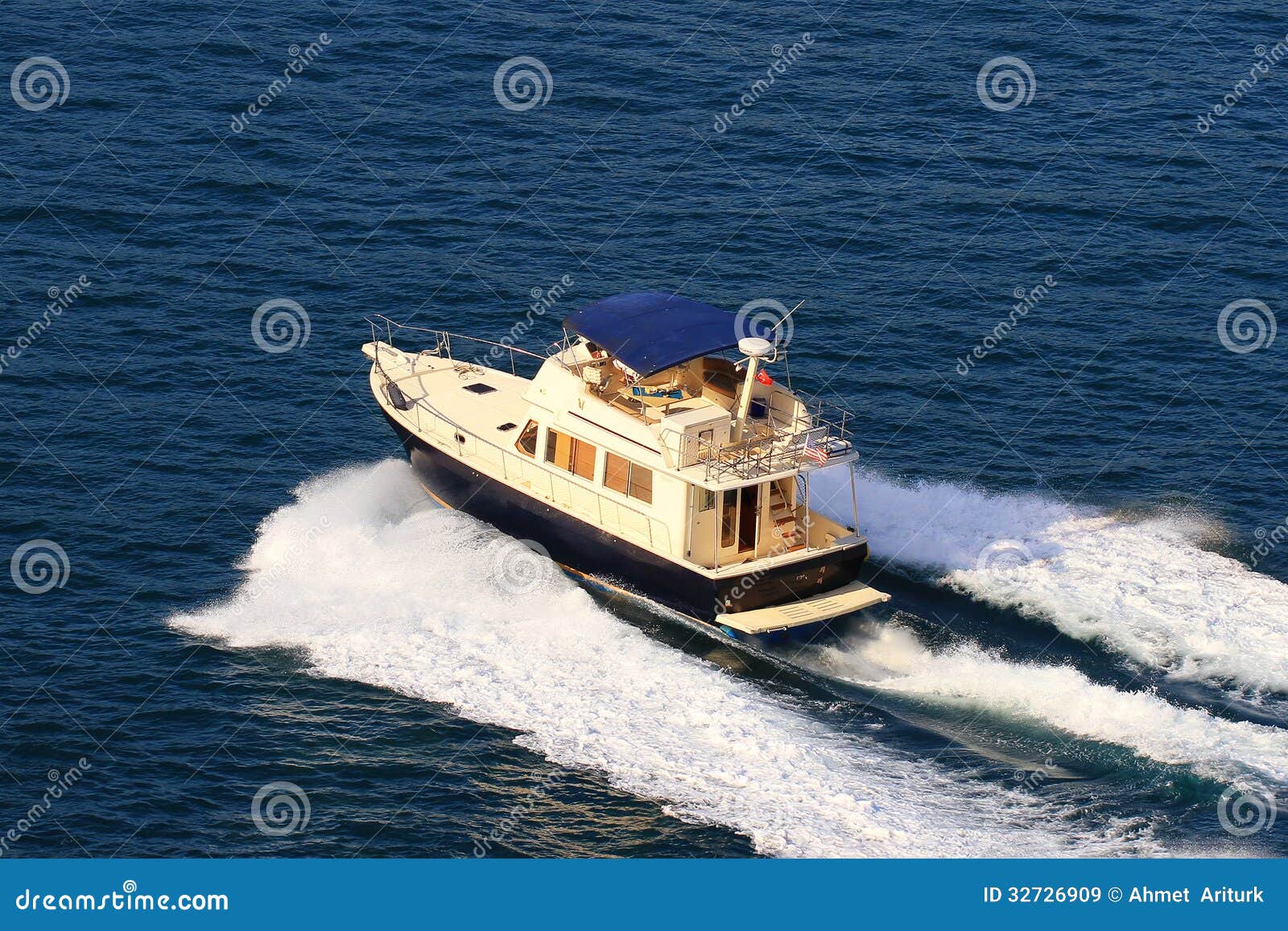 Yacht speeding up stock image. Image of boating, launch - 32726909