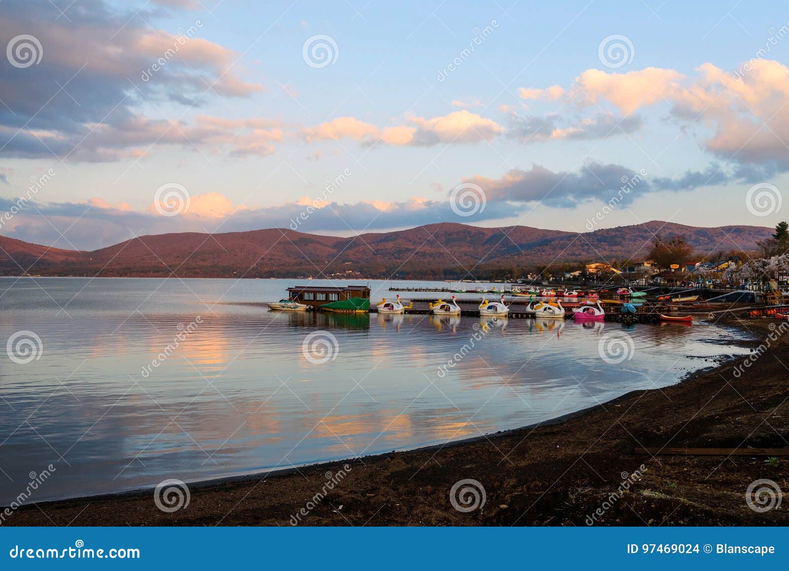 Yamaka lake at dusk editorial stock image. Image of lake - 97469024