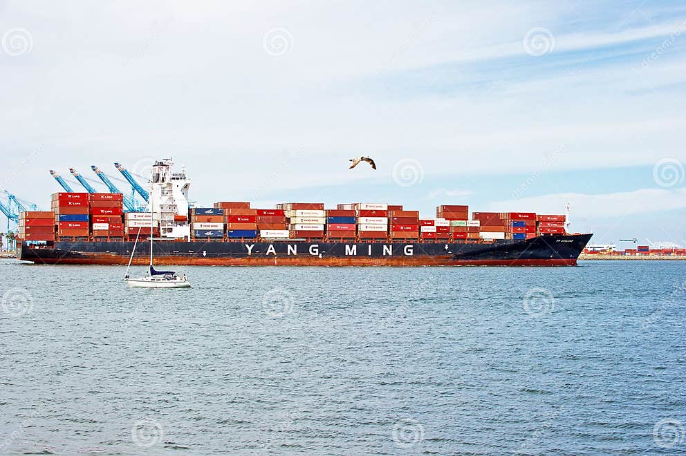 Yang Ming Cargo Container Ship Photo éditorial - Image du lourd ...