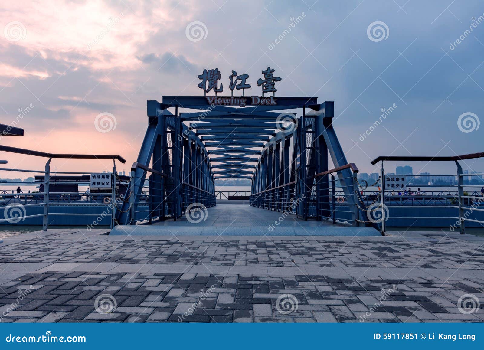 Yangtze River Viewing Platform Stock Image - Image of outdoor, sunset ...