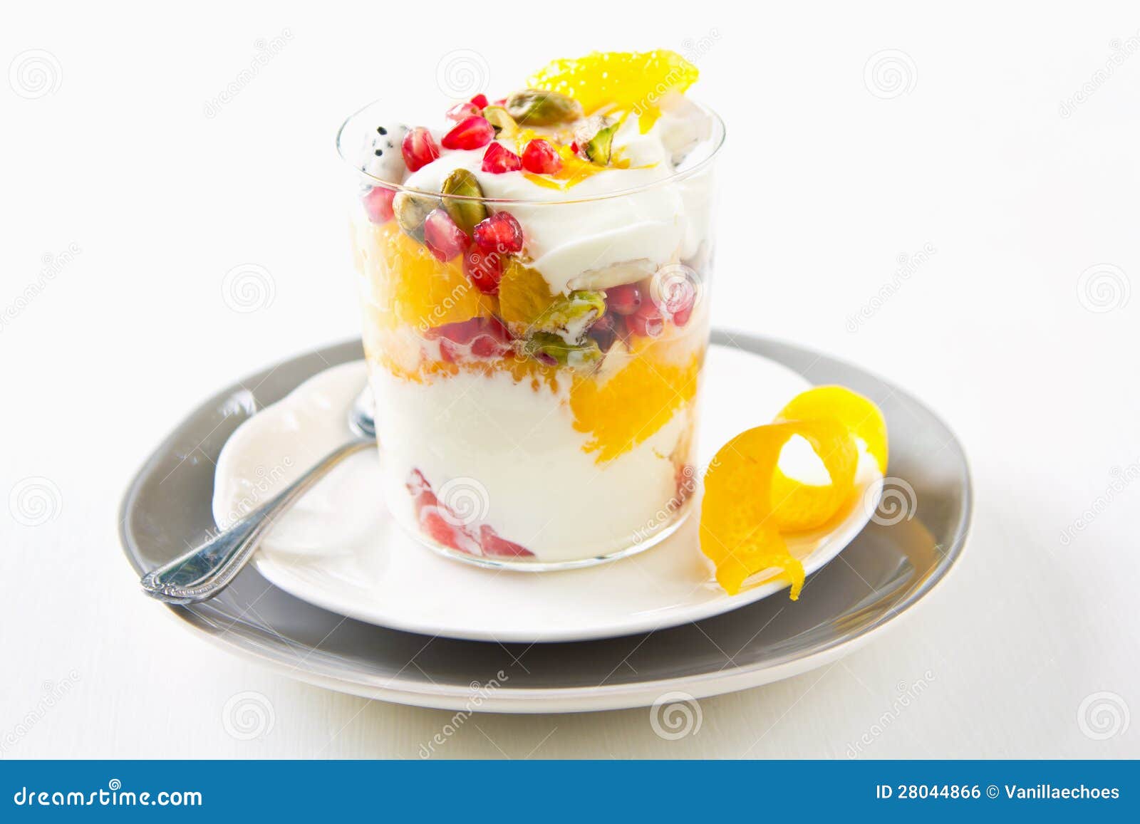 Yaourt aux fruits photo stock. Image du crémeux, régime - 28044866