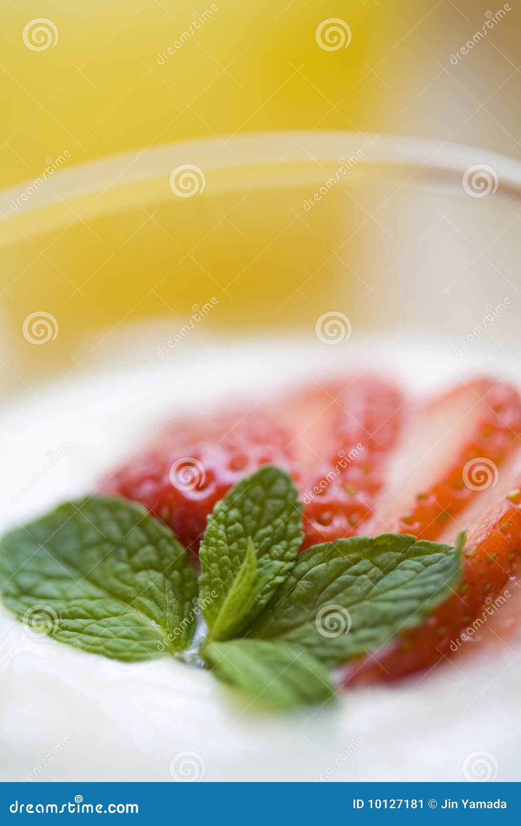 Yaourt de fraise image stock. Image du japon, asie, moderne - 10127181