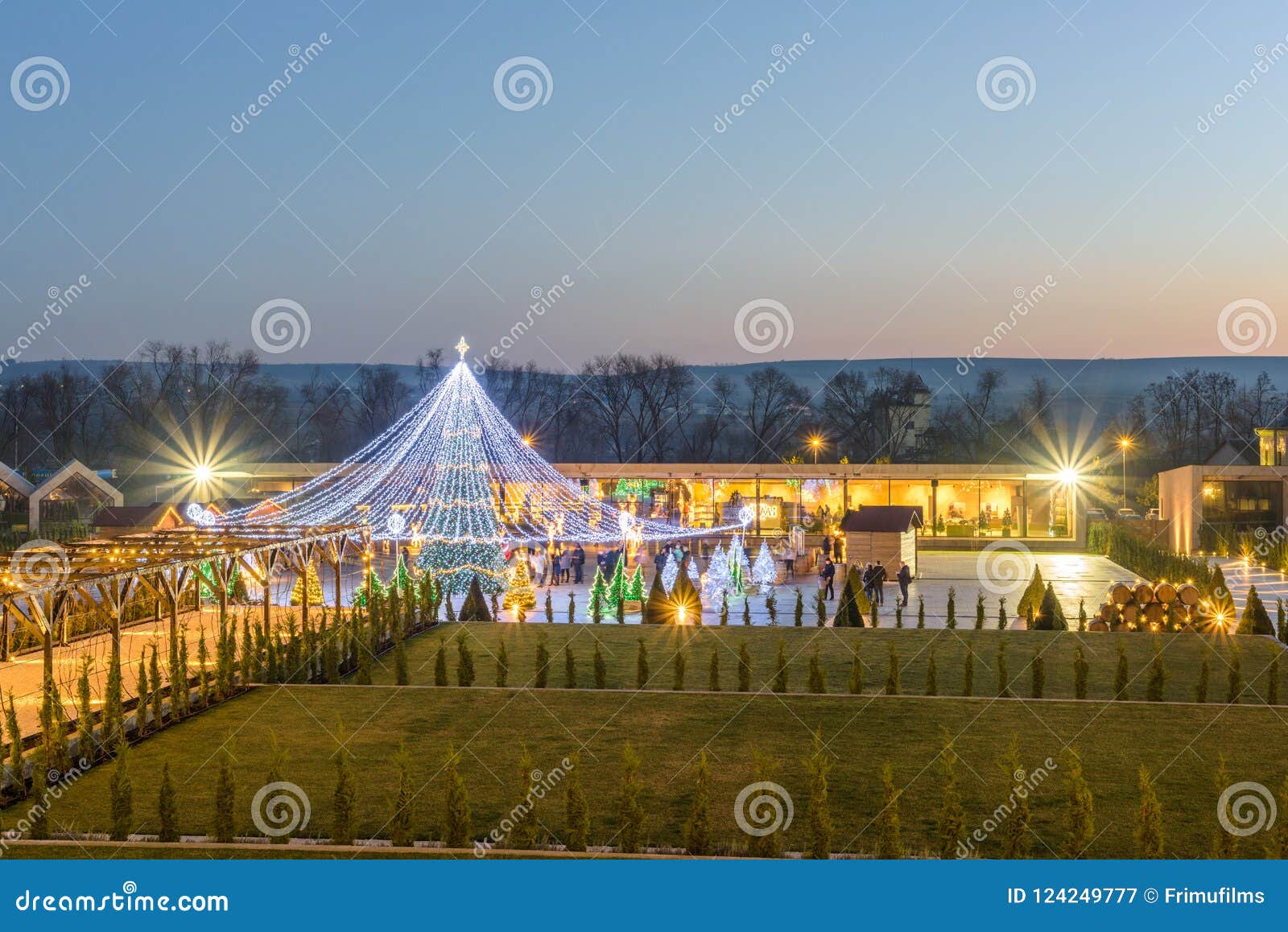 Yarda De Mimi Castle En La Noche Imagen de archivo - Imagen de viajes ...