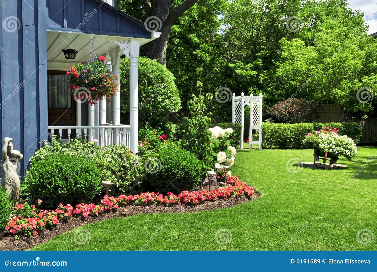 Yarda Delantera De Una Casa Imagen de archivo - Imagen de arbor ...