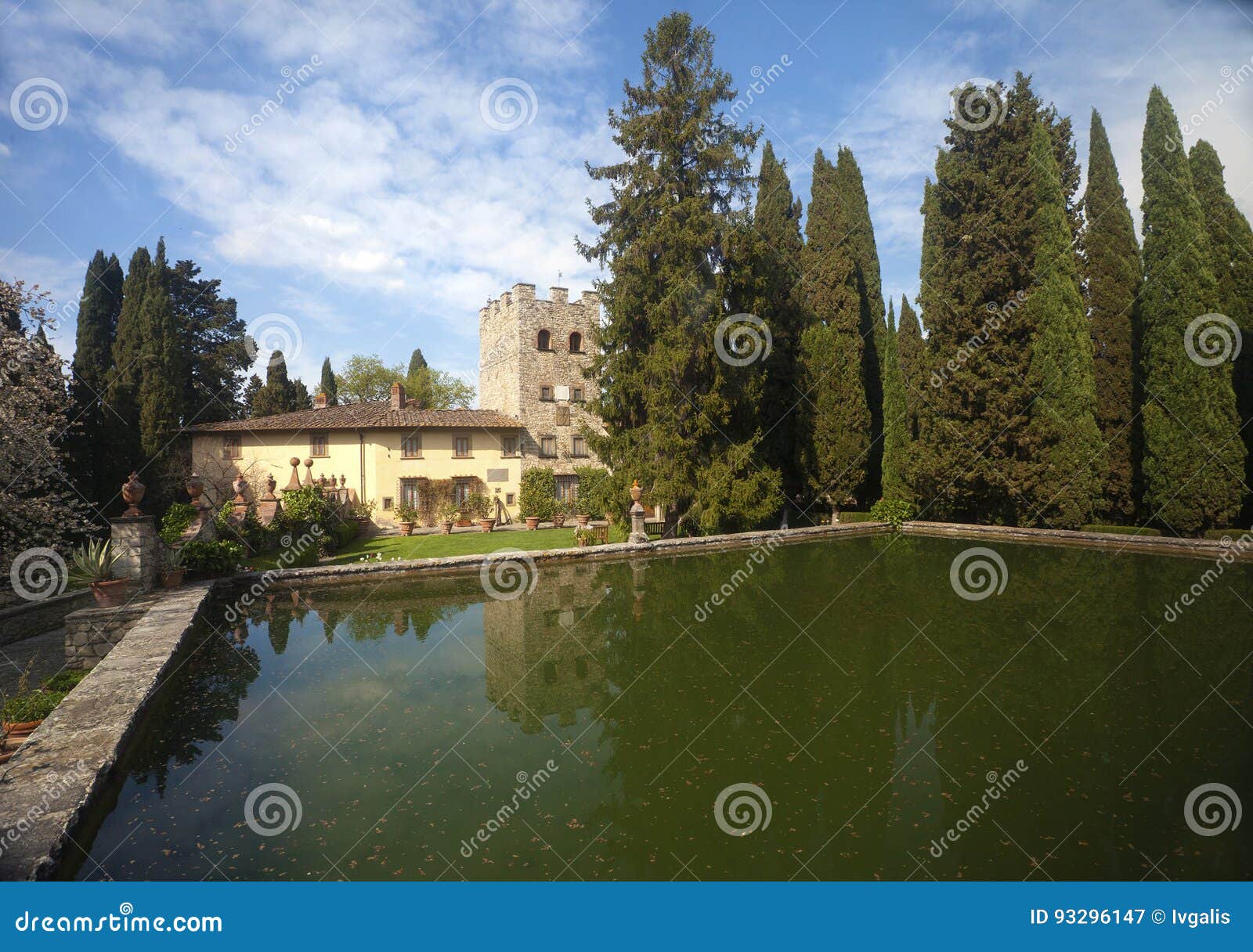 Yarda Interna De Un Castillo Medieval Imagen de archivo - Imagen de ...