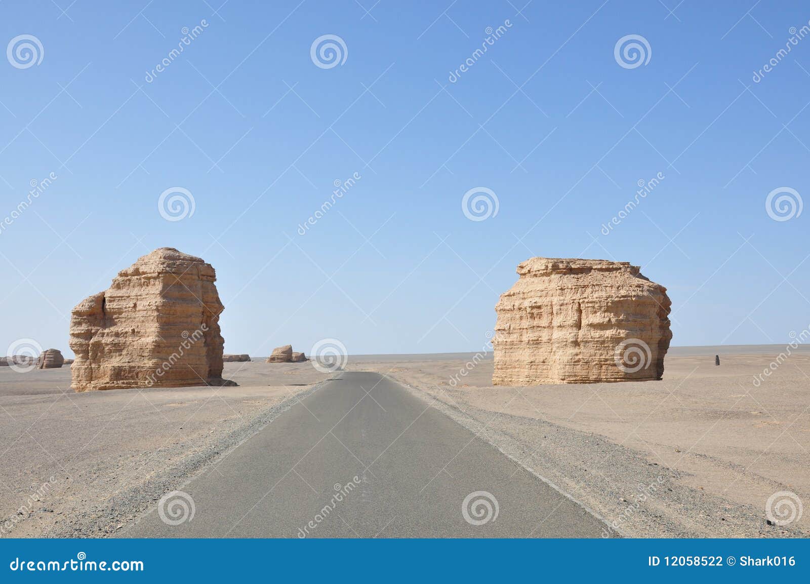 Yardang zdjęcie stock. Obraz złożonej z skała, daleko - 12058522