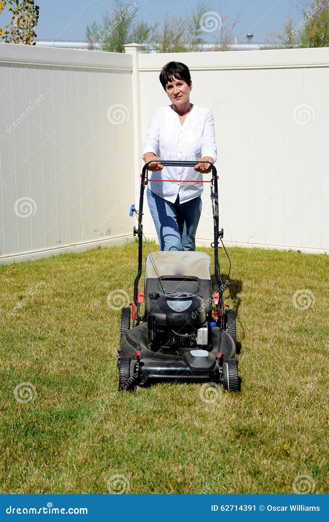 Yardwork outdoors obraz stock. Obraz złożonej z femaleness - 62714391