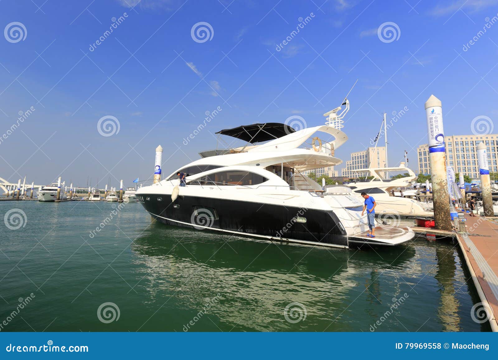 Yate Blanco Y Negro De Lujo Foto de archivo editorial - Imagen de ...