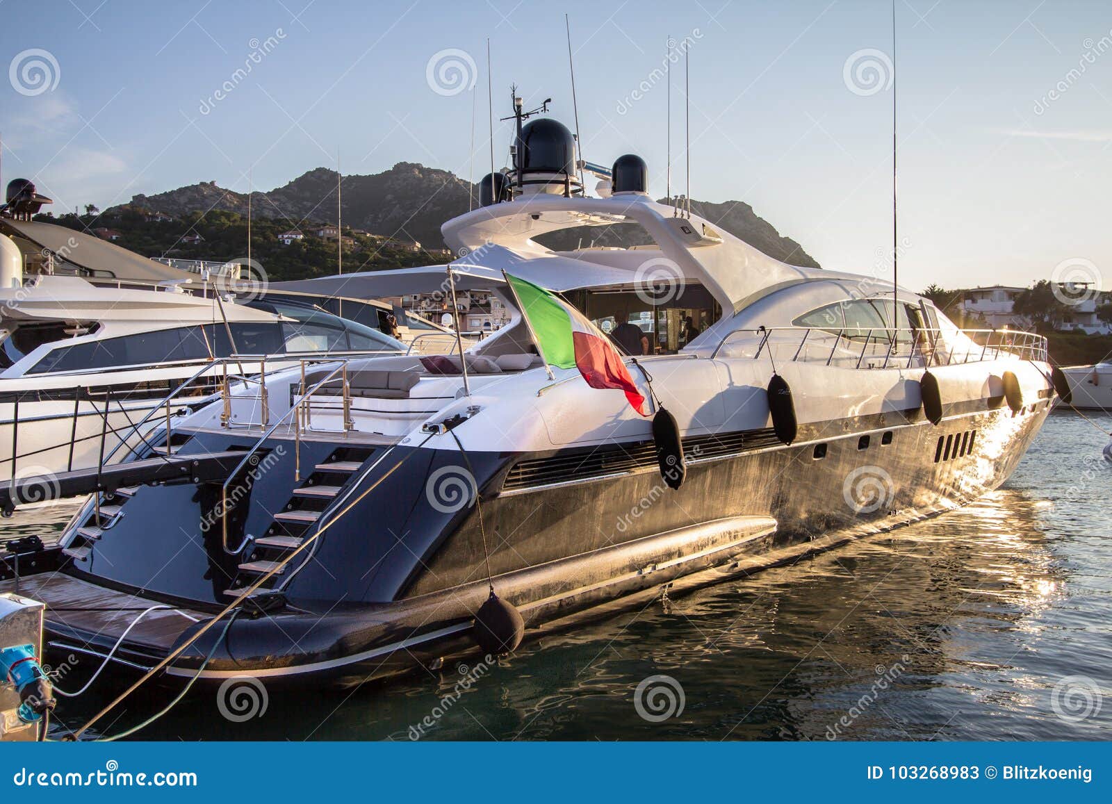 Yate Negro Amarrado En El Embarcadero Imagen de archivo - Imagen de ...