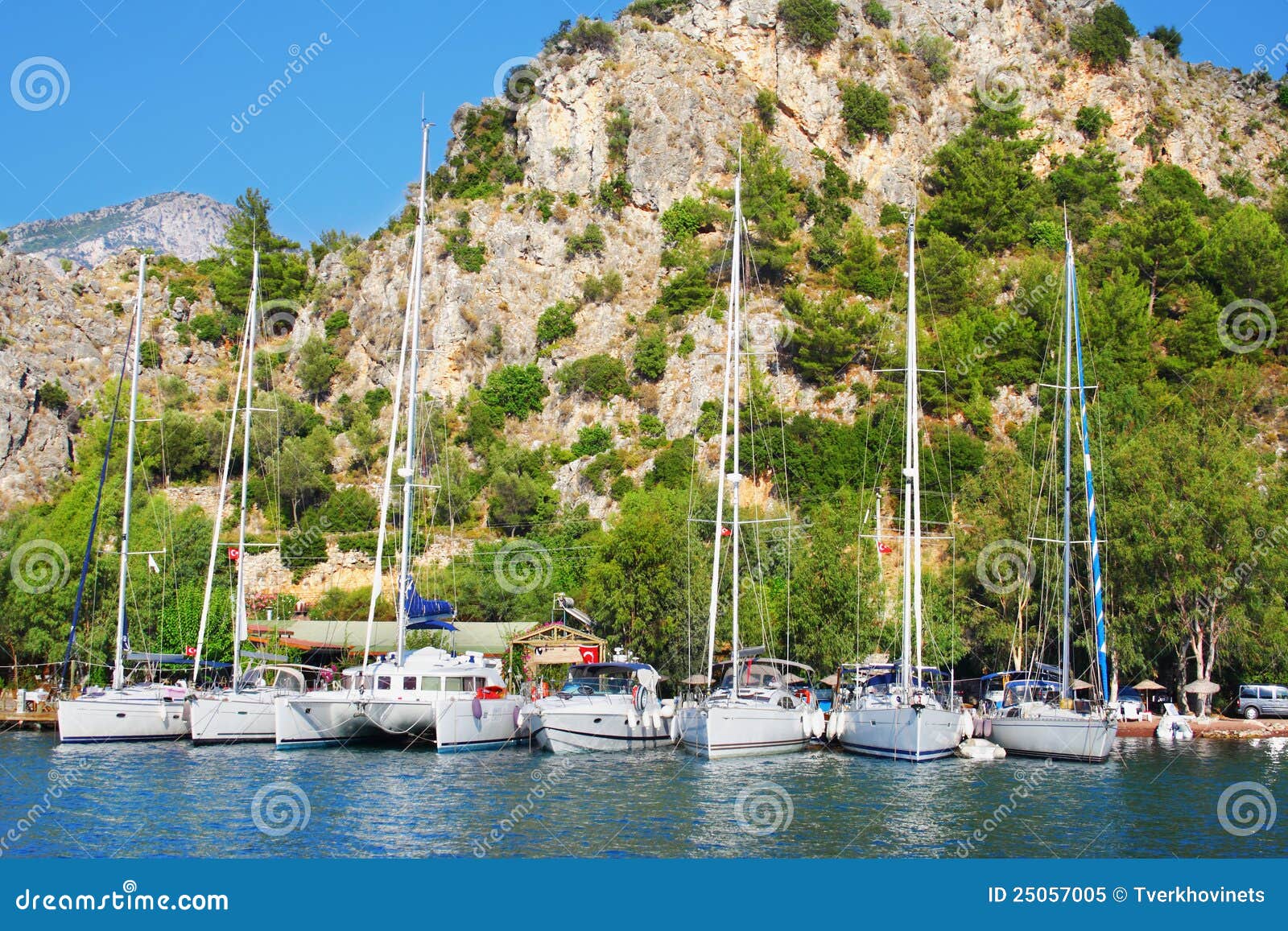 Yates amarrados imagen de archivo. Imagen de océano, nave - 25057005