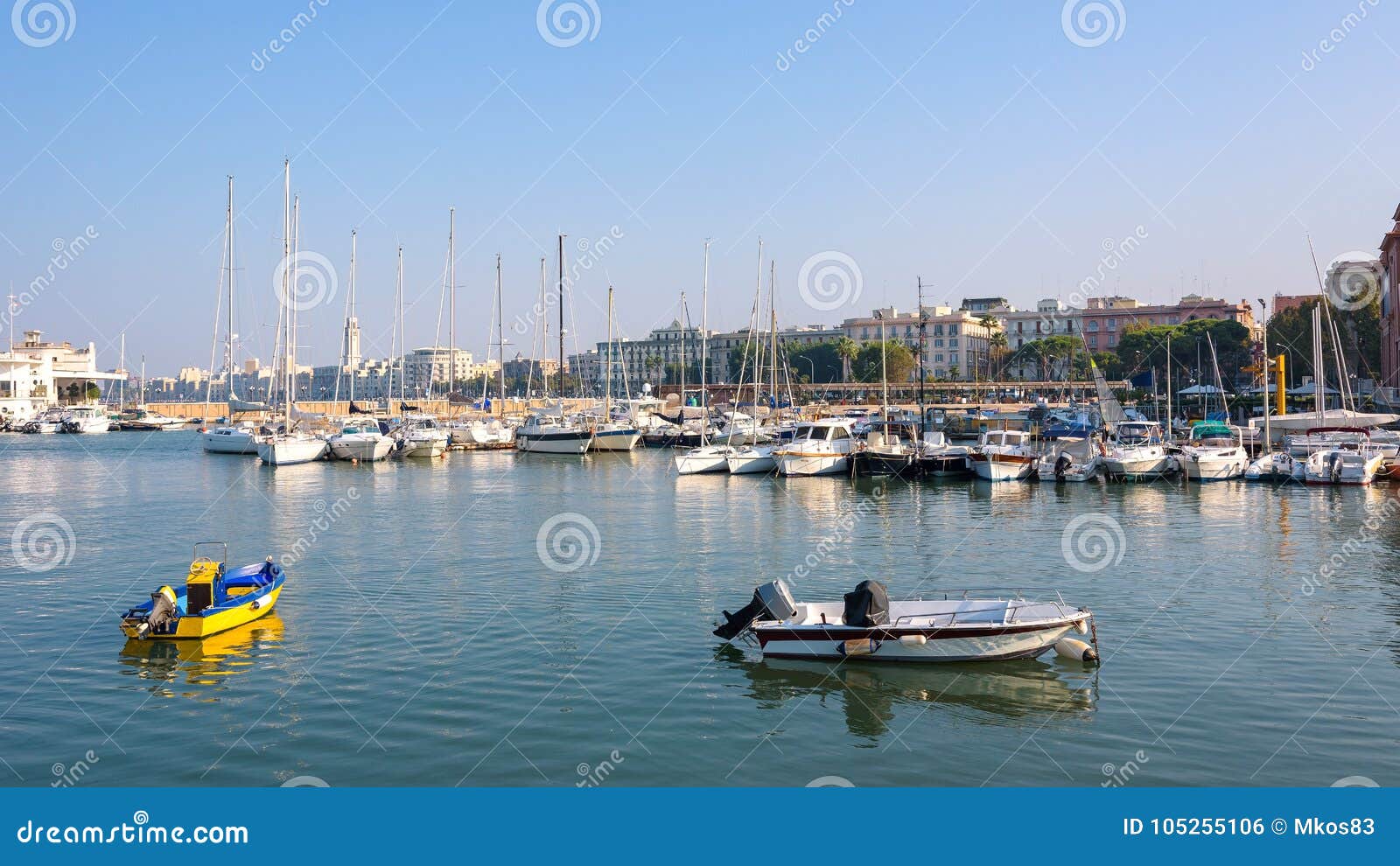 Yates en el puerto de Bari foto de archivo. Imagen de italia - 105255106