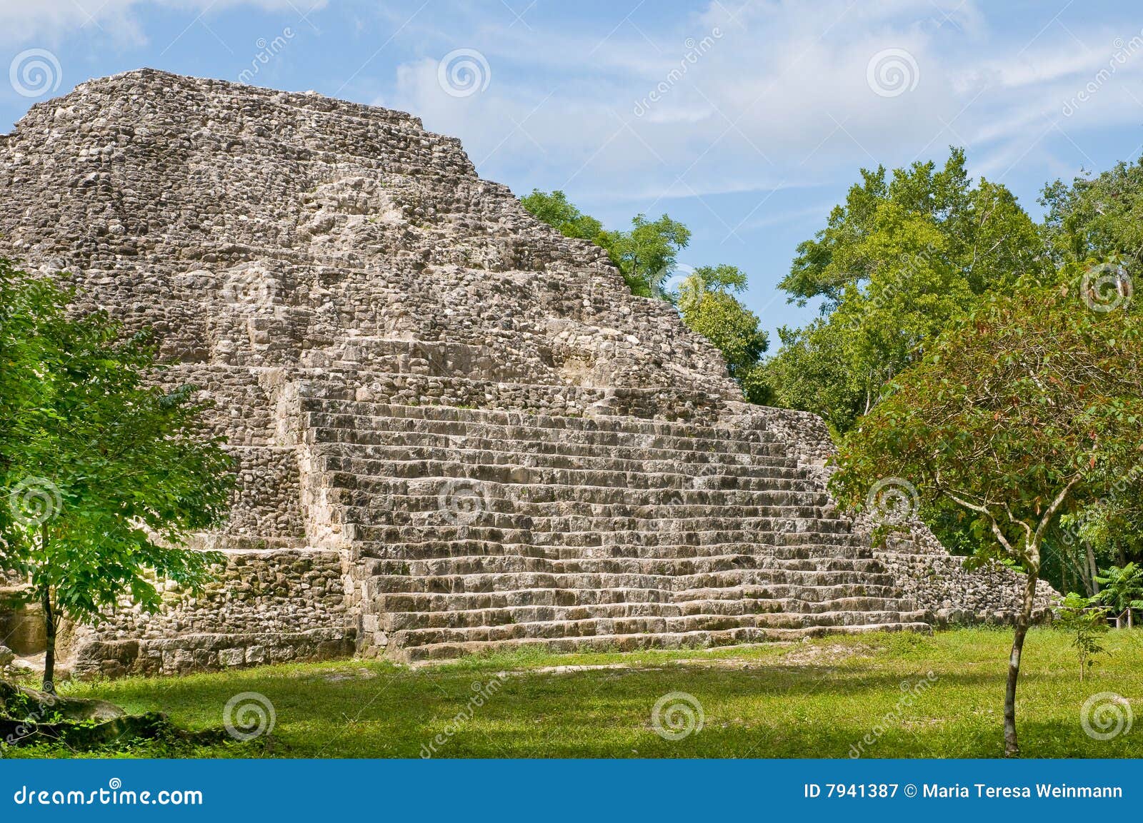 Yaxha - maya pyramide stock image. Image of archaeology - 7941387