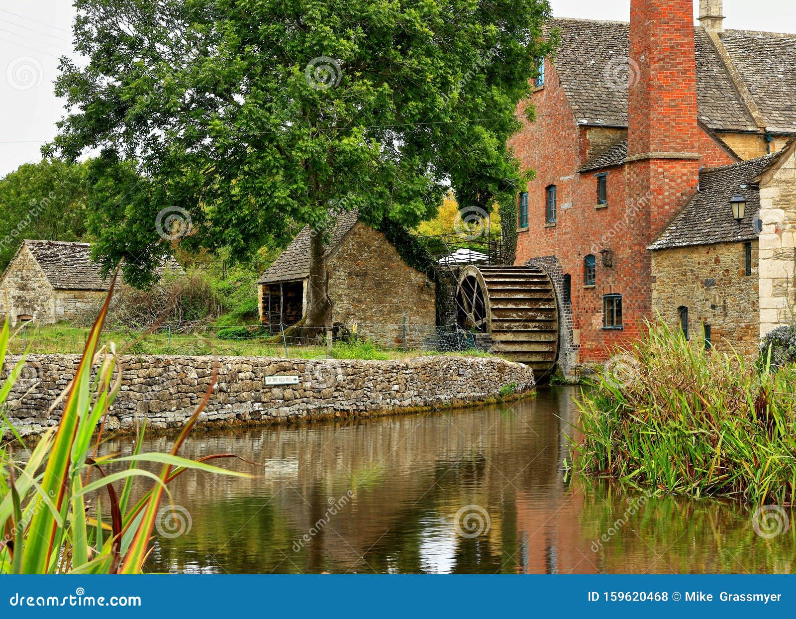 Ye Olde Mill Stream foto de archivo. Imagen de recorrido - 159620468