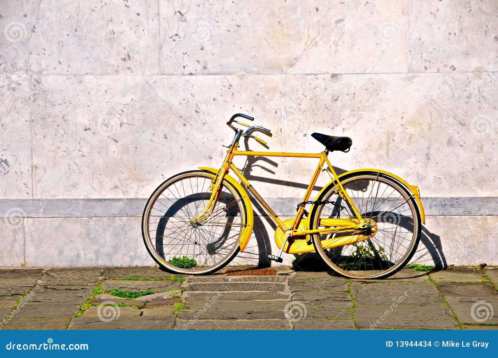 Yellow Bicycle stock photo. Image of cycle, scene, city - 13944434