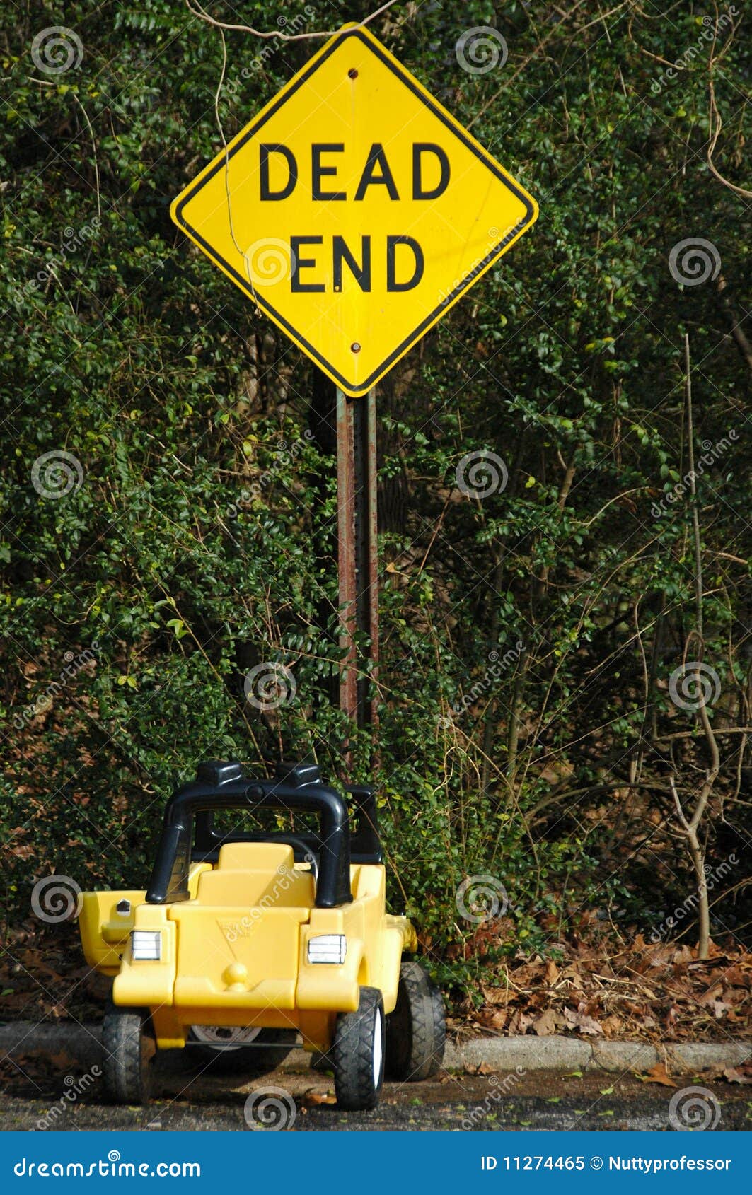 Yellow Car in Dead End Street Stock Image - Image of parking, dead ...