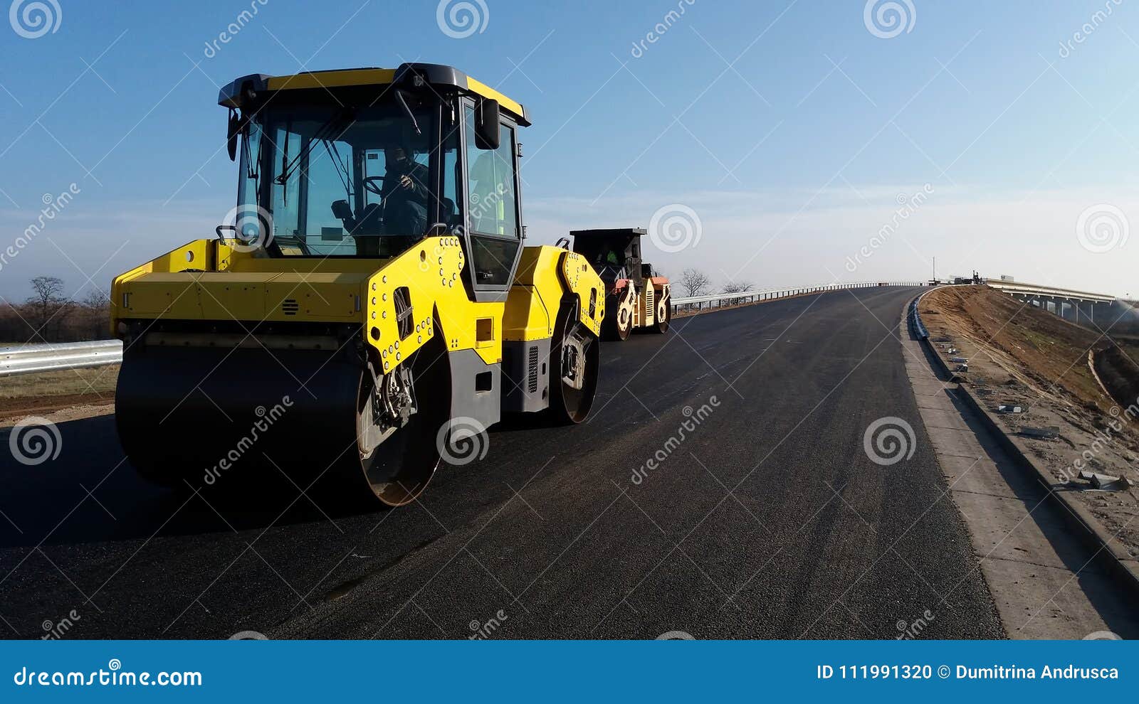 Yellow compactor bitumen editorial image. Image of highway - 111991320