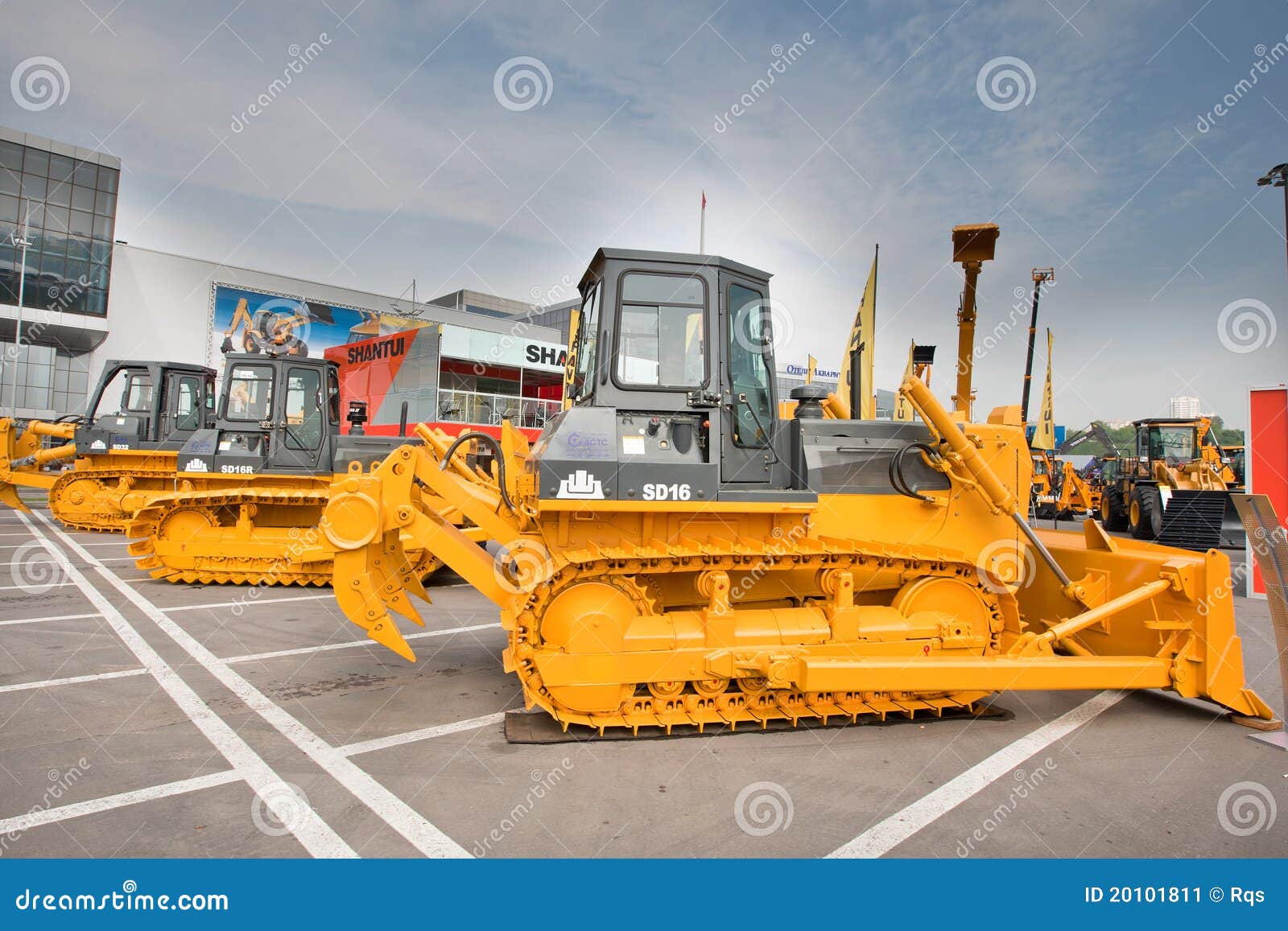Yellow diesel bulldozer editorial photo. Image of band - 20101811