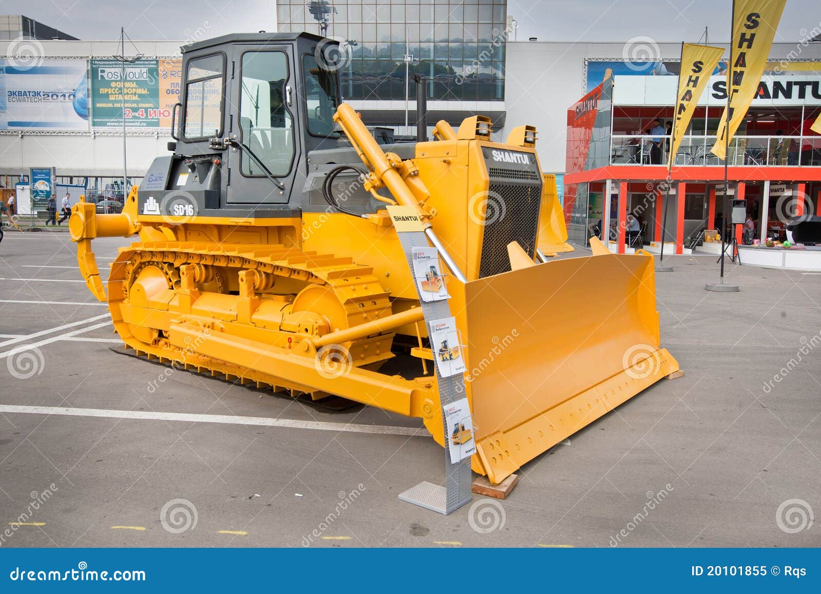 Yellow diesel bulldozer editorial image. Image of band - 20101855