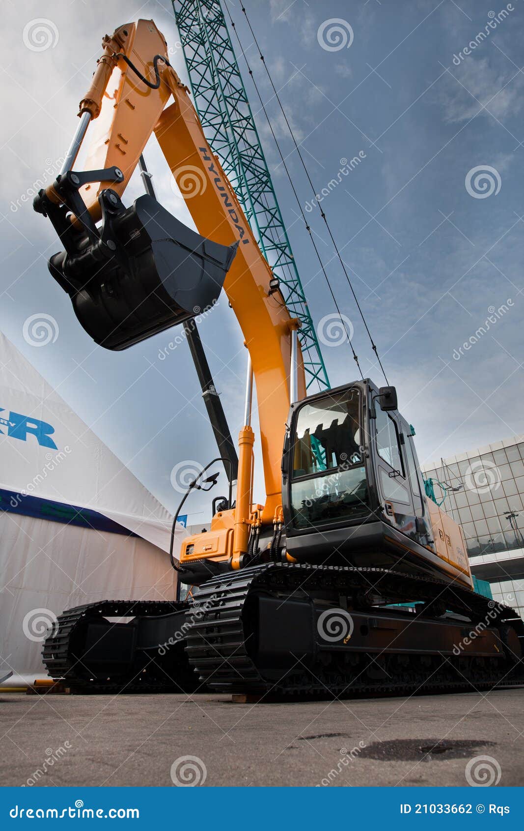 Yellow diesel excavator editorial photography. Image of color - 21033662