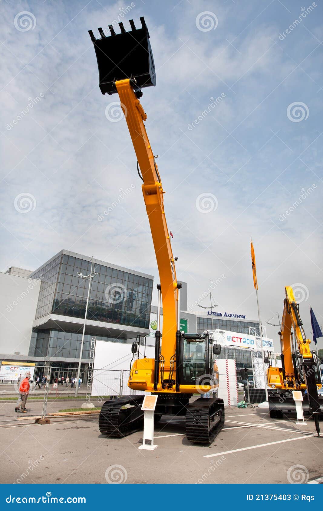 Yellow diesel excavator editorial stock photo. Image of scoop - 21375403