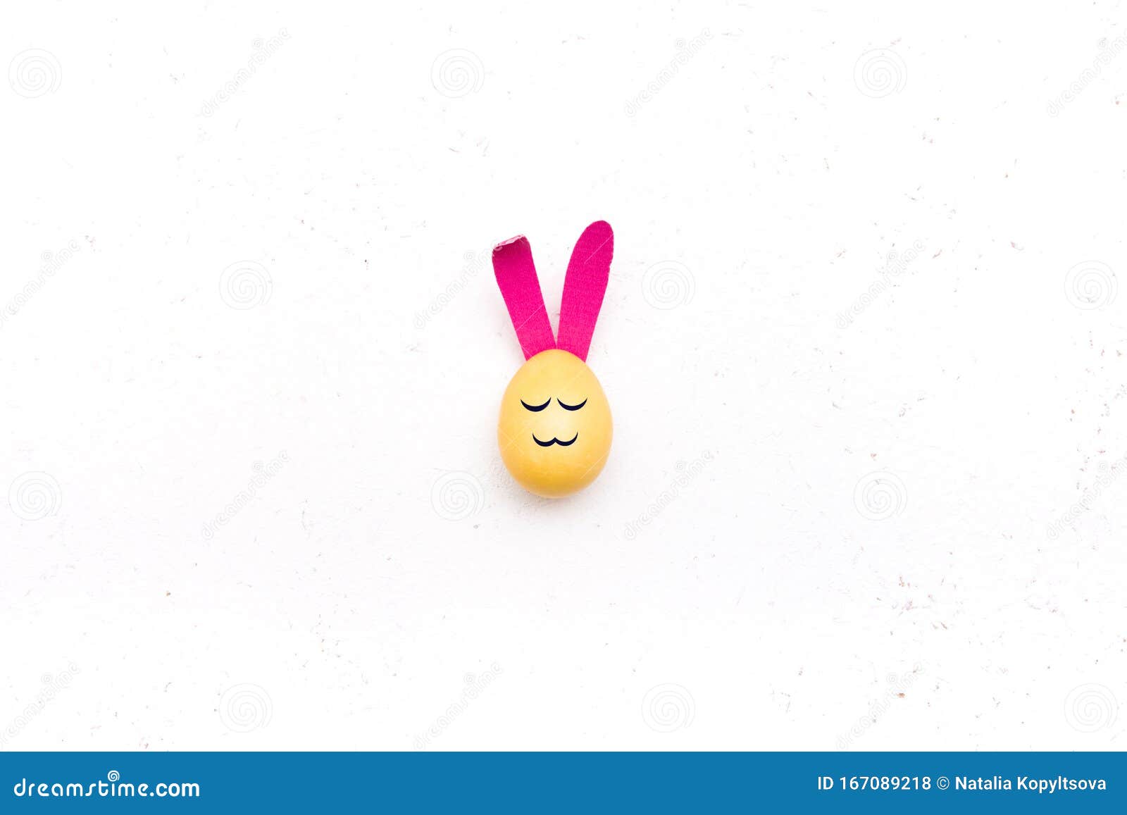 Yellow Easter Egg Like a Rabbit 库存照片 - 图片 包括有 中央, 手工制造: 167089218