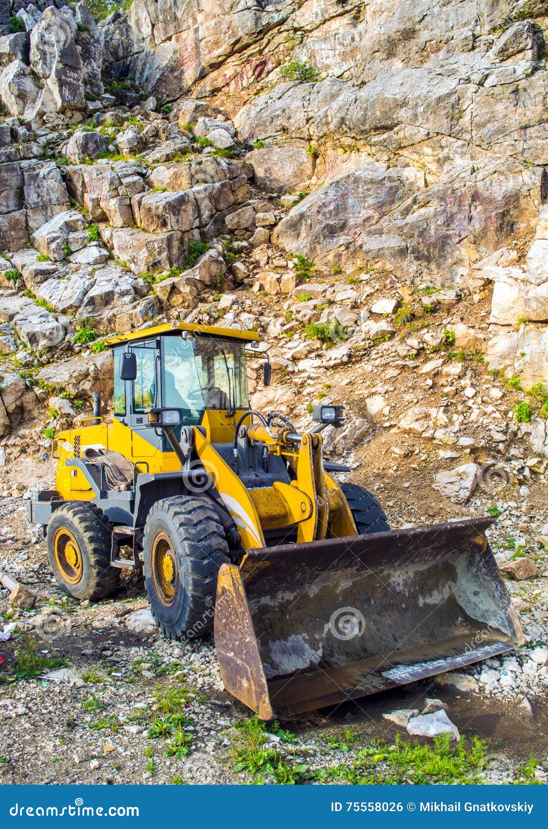 Yellow Front End Loader Machine Stock Photo - Image of dirt, bulldozer ...